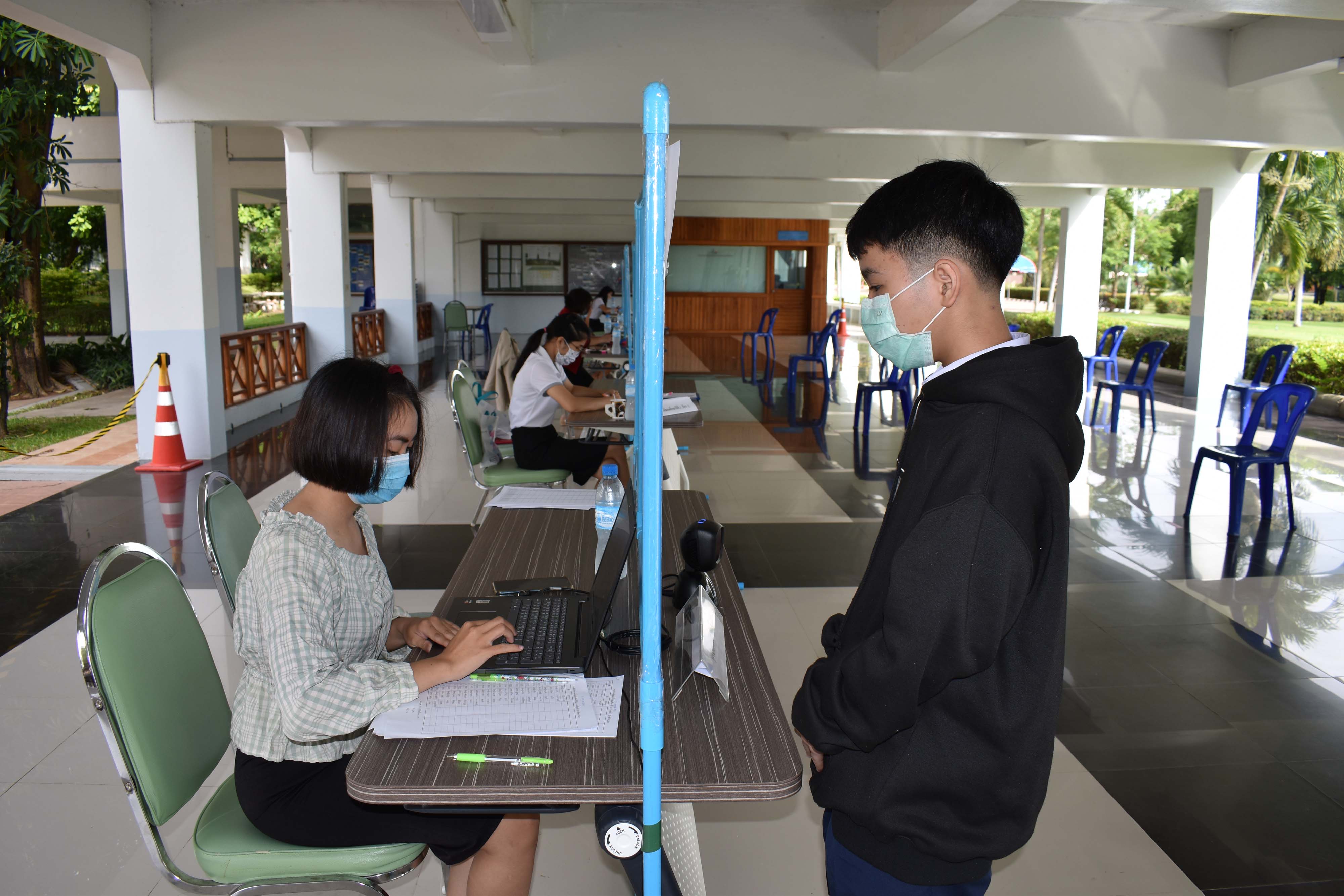 บรรยากาศการรับนักเรียนเข้าเรือนพักนักเรียนประจำ ในสถานการณ์ COVID-19 ...