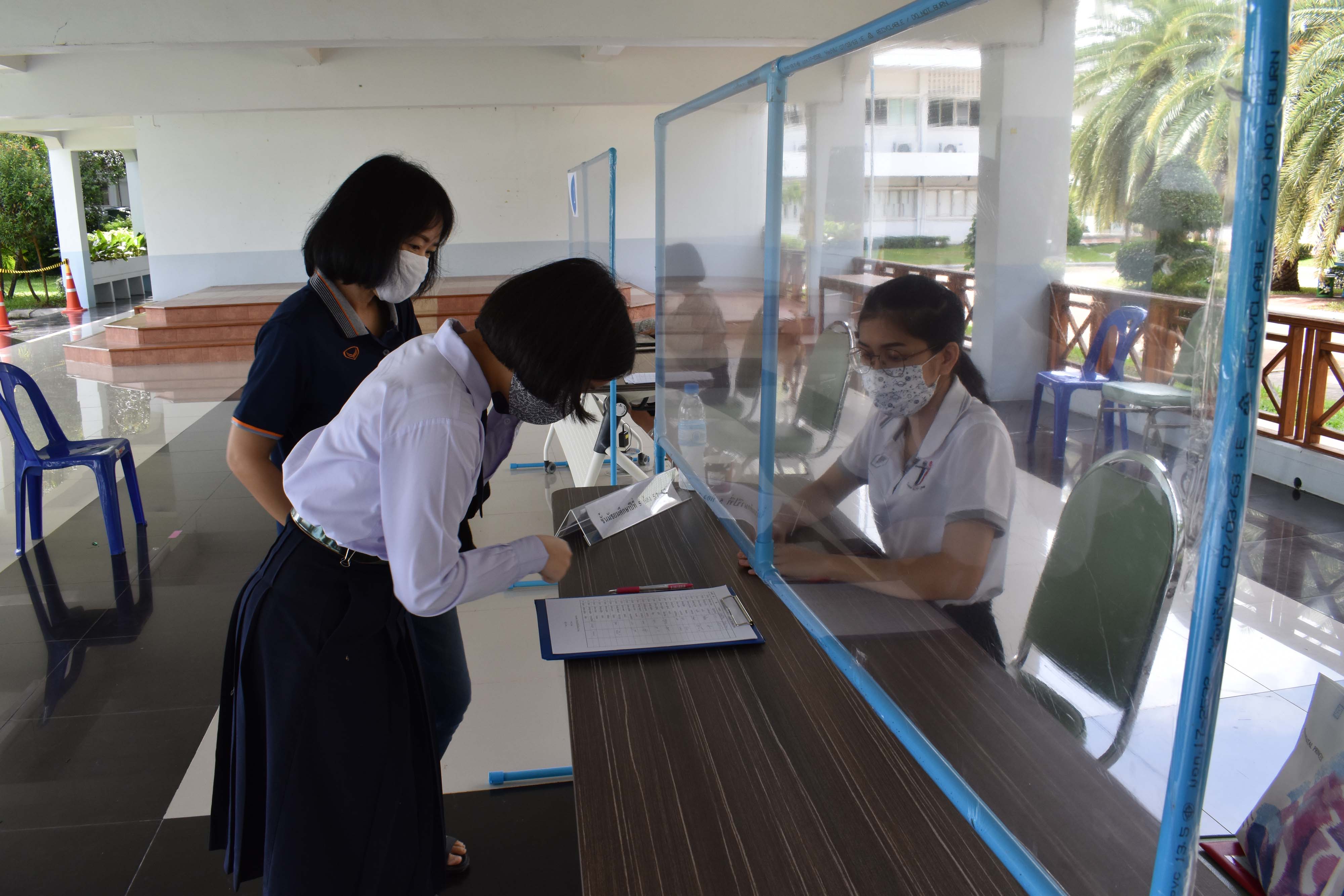 บรรยากาศการรับนักเรียนเข้าเรือนพักนักเรียนประจำ ในสถานการณ์ COVID-19 ...