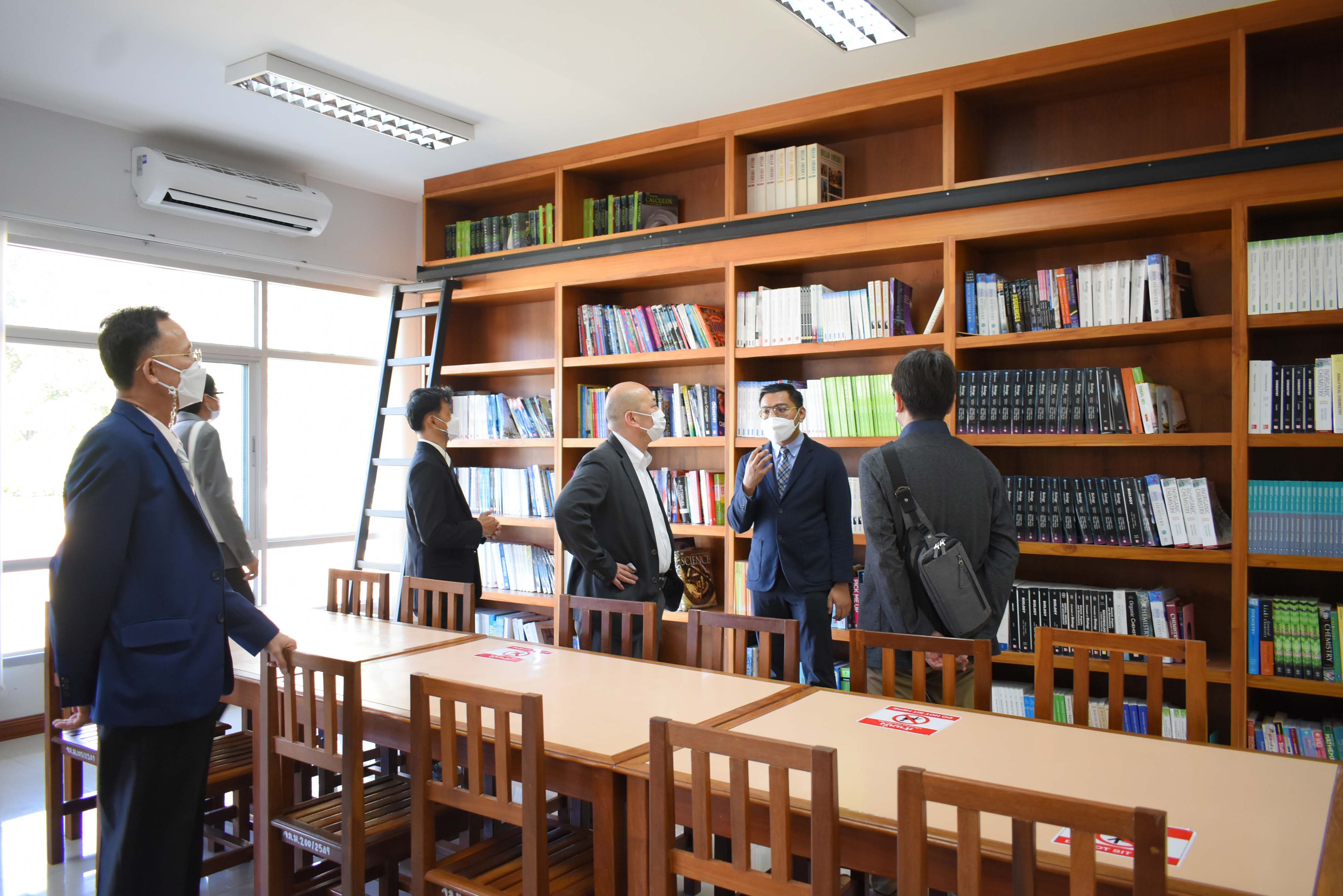 คณะครูผู้บริหารและบุคลากรร่วมต้อนรับคระผู้บริหารจากสถาบันโคเซน OYAMA ...