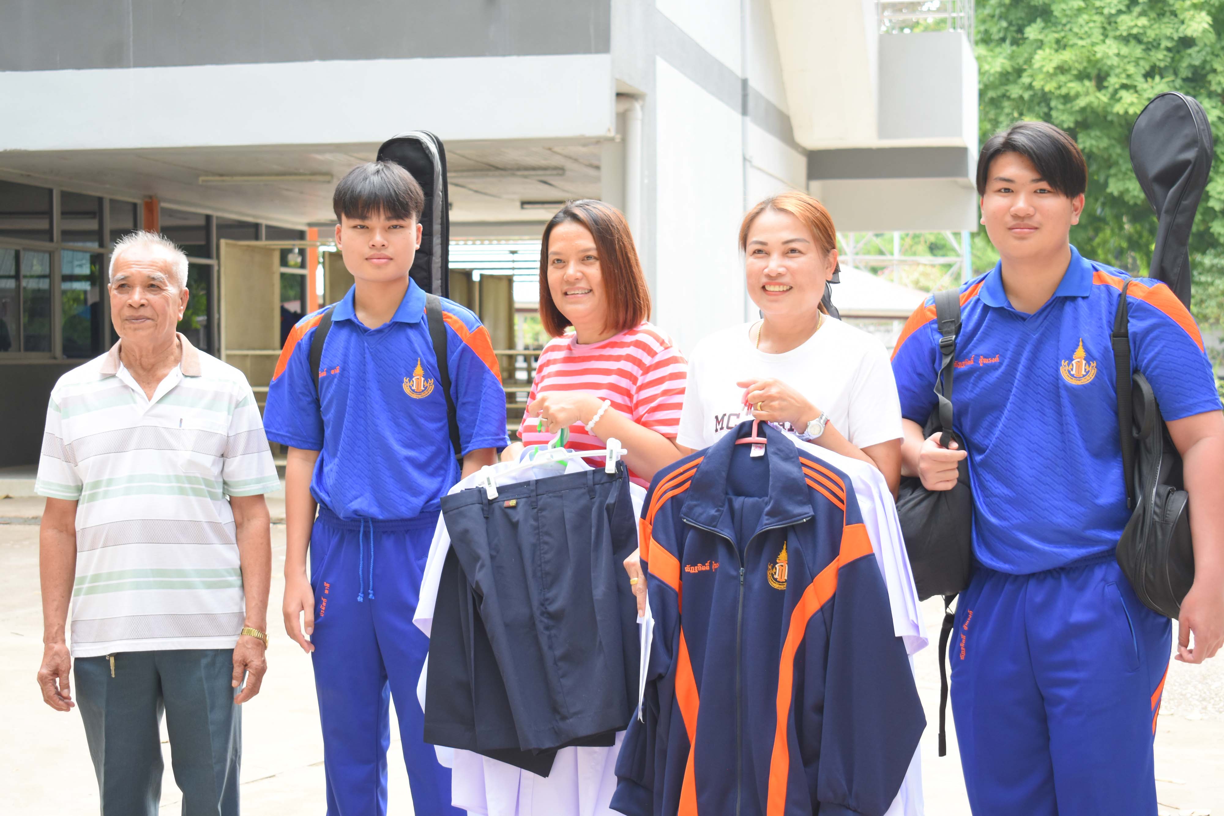 บรรยากาศการรายงานตัวเข้าเรือนพักนอนนักเรียนประจำ ภาคเรียนที่ 1 ปี ...