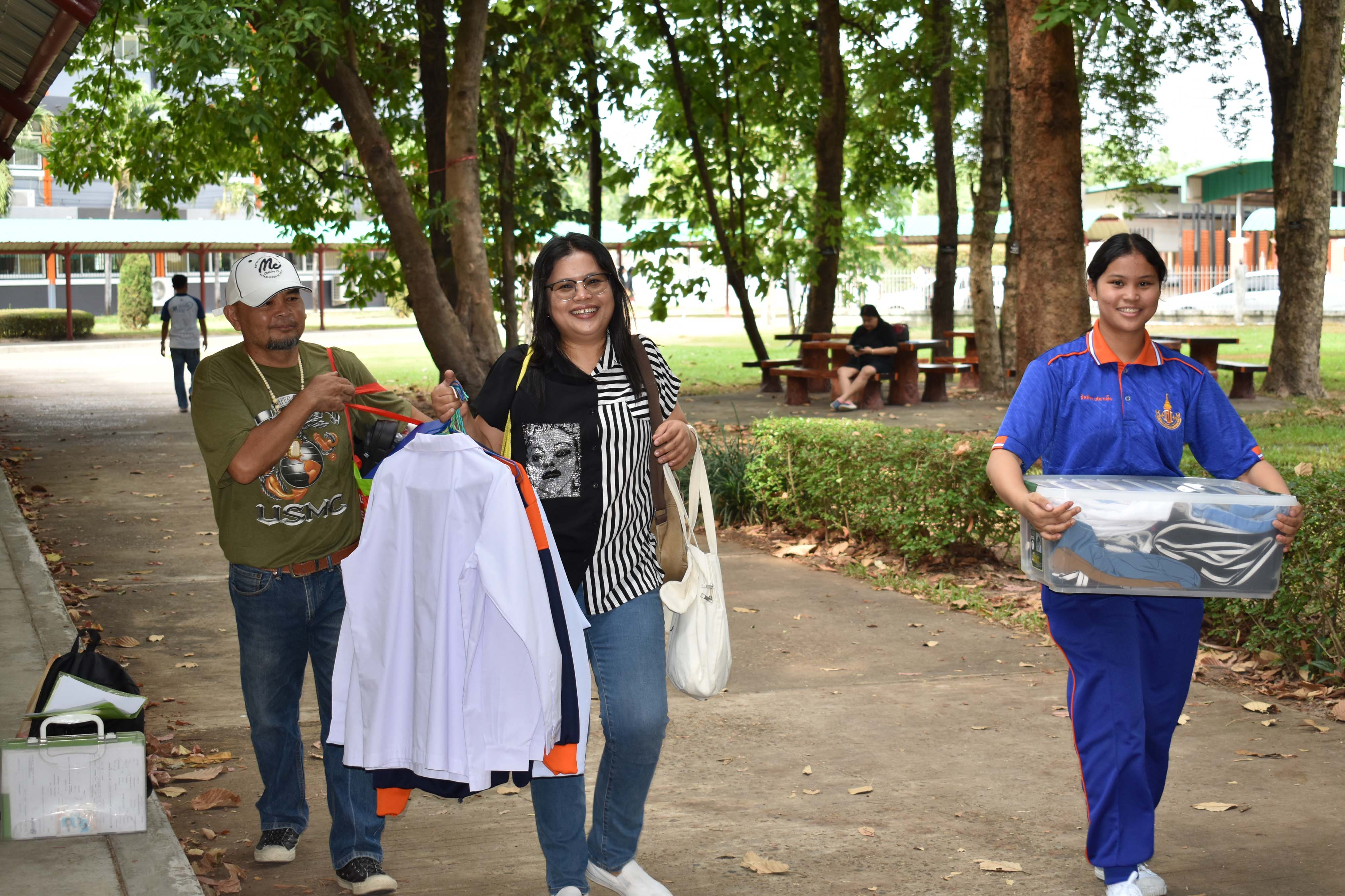 บรรยากาศการรายงานตัวเข้าเรือนพักนอนนักเรียนประจำ ภาคเรียนที่ 1 ปี ...