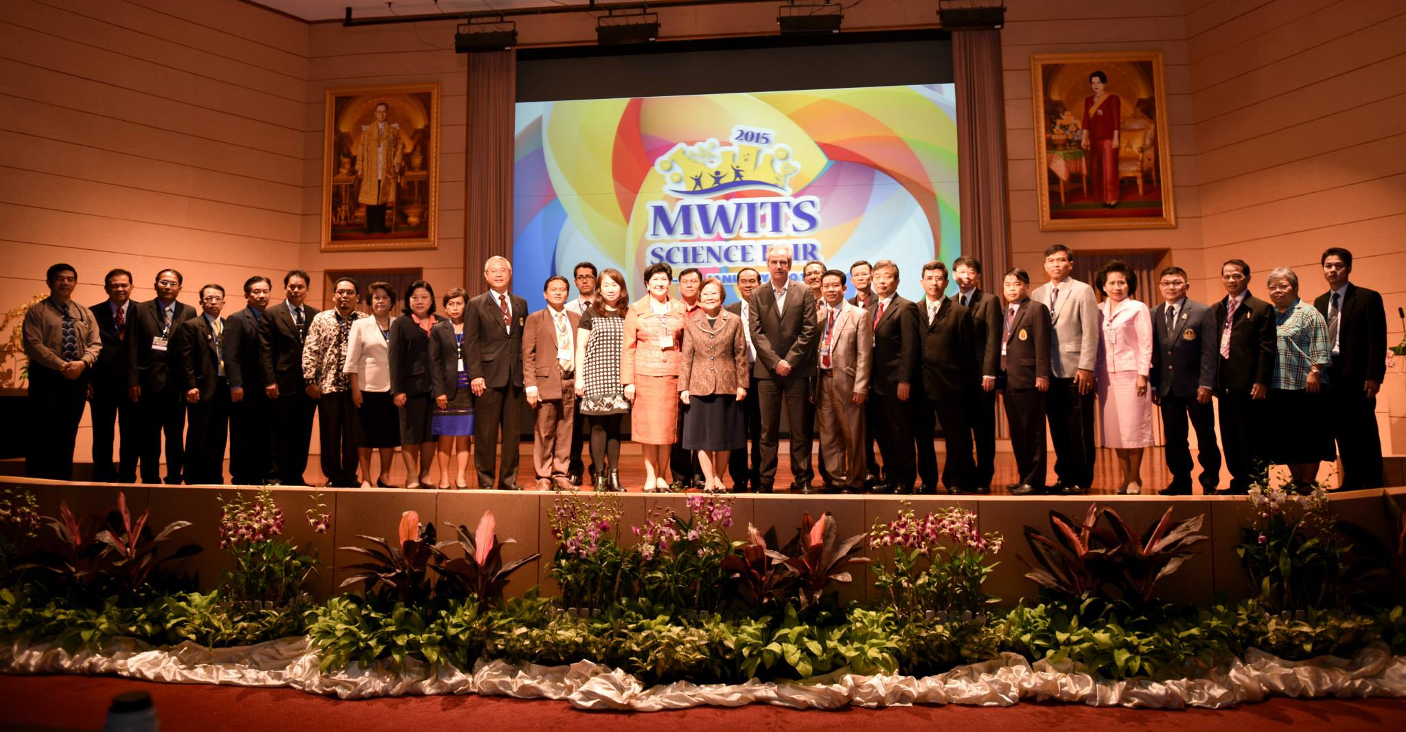 ครูและนักเรียนโรงเรียนจุฬาภรณราชวิทยาลัย มุกดาหาร เข้าร่วมนำเสนอโครงงานวิทยาศาสตร์ของนักเรียนใน ...